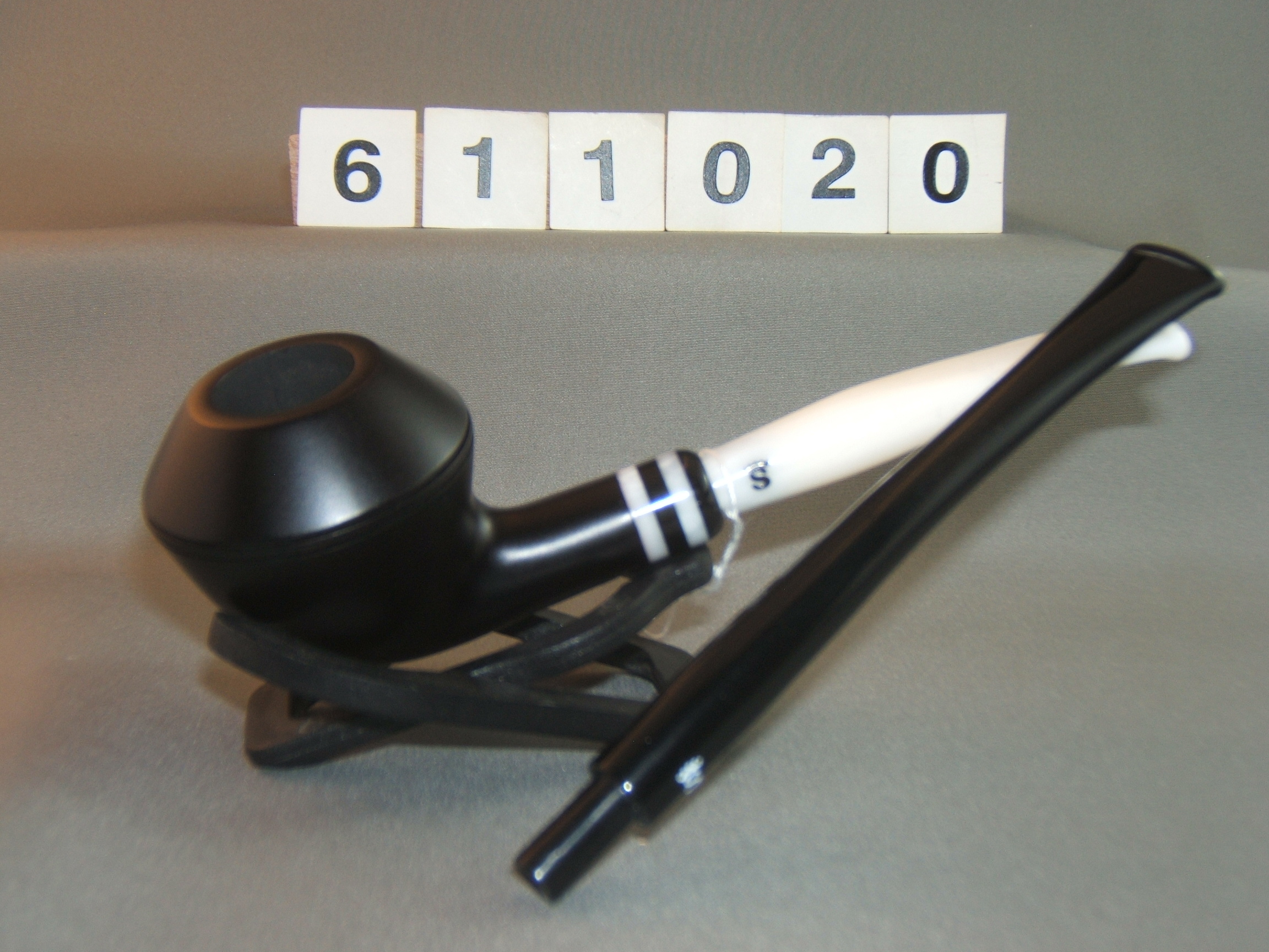 611020-stanwell-black-white-406-199-95